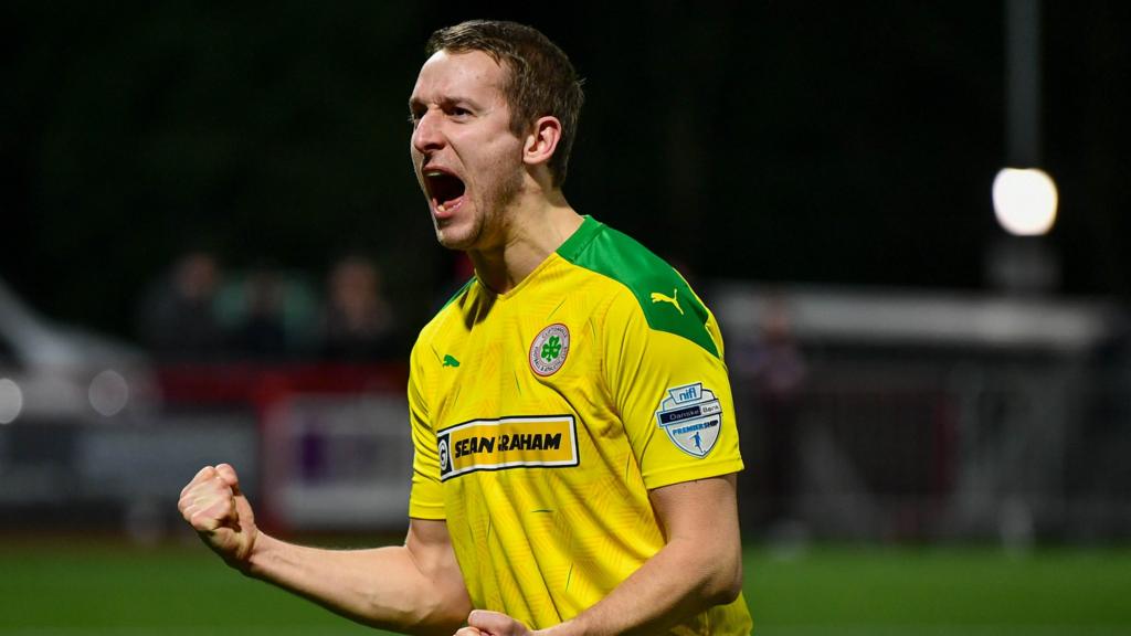 Curran's header gives Cliftonville win over Larne - BBC Sport