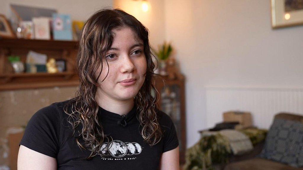 'O’n i ffaelu symud mas o’r gwely oherwydd y boen' - BBC Cymru Fyw