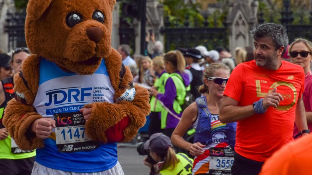 London Marathon finish-line cameras - can you spot your mates? - BBC Sport