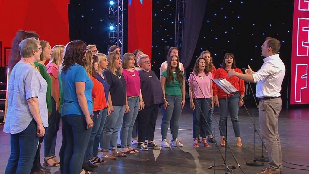 Côr Alaw Werin dros 20 mewn nifer (101) - BBC Cymru Fyw