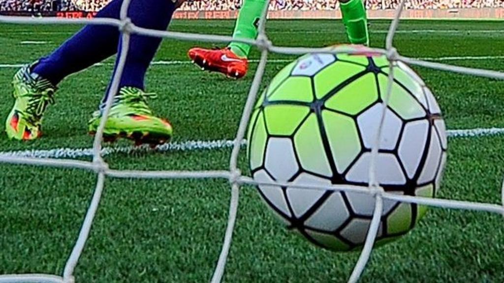How maths can help you to make the perfect free kick - BBC Newsround