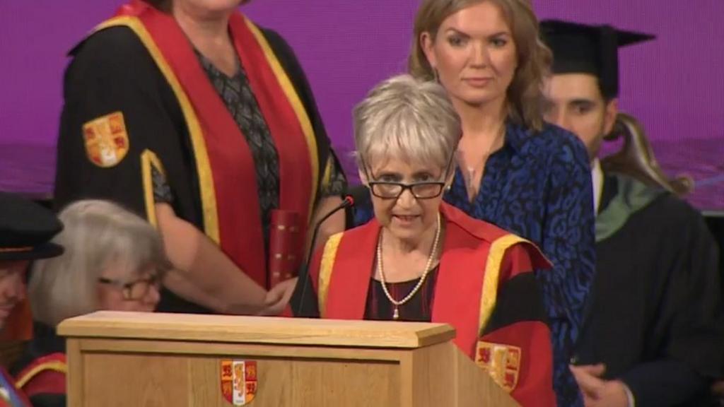 Leah Owen: 'Mi ges i gyfle i ddilyn fy mreuddwyd' - BBC Cymru Fyw