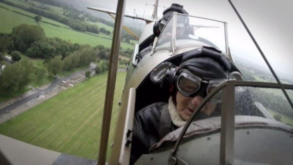 Sandy Saunders: WW2 'Guinea Pig' pilot dies from cancer - BBC News