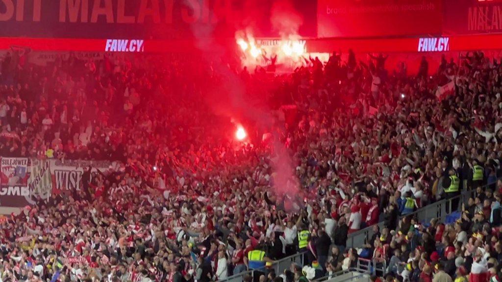 Tân gwyllt yn saethu o'r dorf yng ngêm Cymru v Gwlad Pwyl - BBC Cymru Fyw