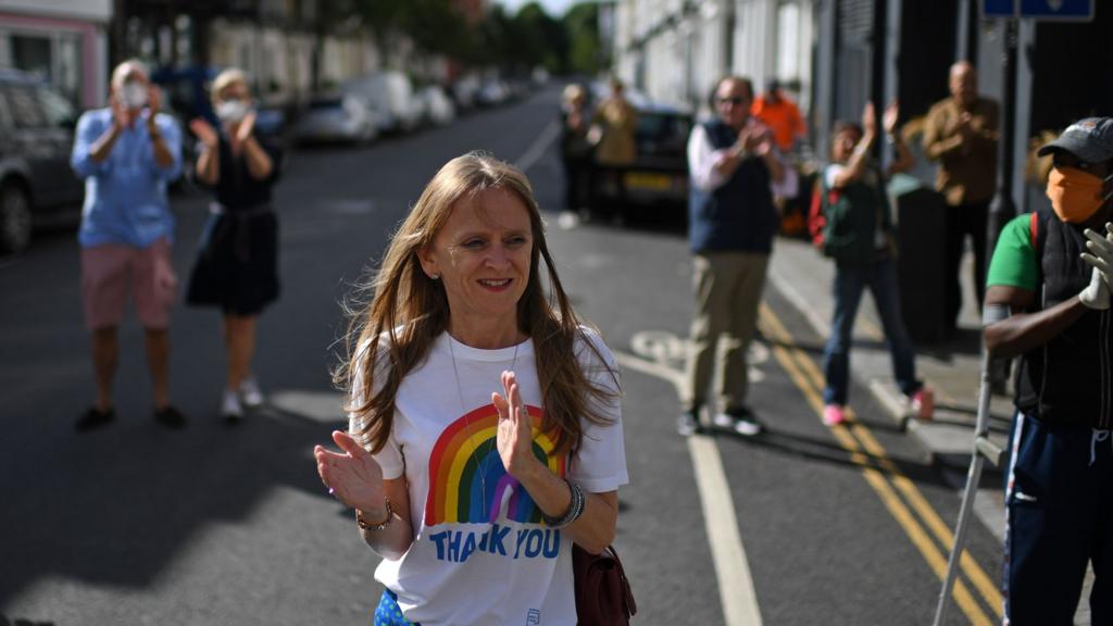 Coronavirus: UK claps for health workers on NHS anniversary - BBC News