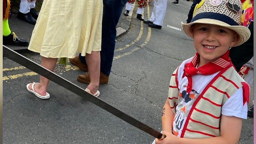 More than 800 Morris dancers to perform in Devon city - BBC News