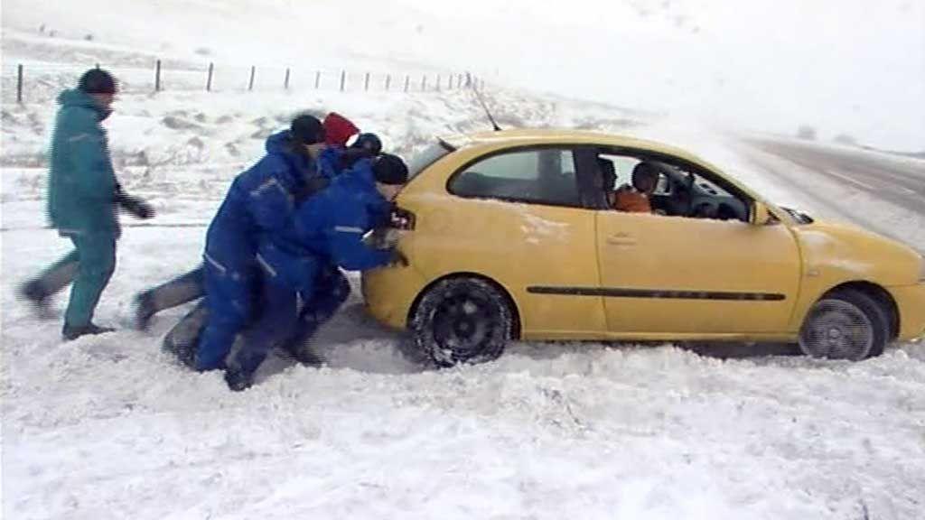 BBC Archive 2009: Heavy snowfall causes chaos - BBC