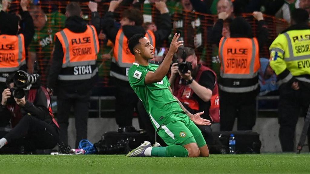 Swansea City: Adam Idah 'can be a great signing' - Iwan Roberts - BBC Sport