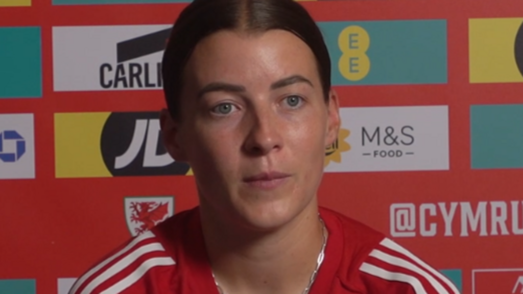 Angharad James: 'Pwysig rhoi croeso i chwaraewyr newydd' - BBC Cymru Fyw
