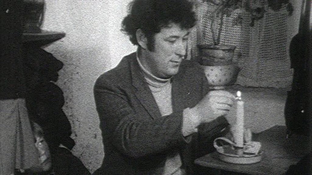 BBC Archive 1970: Seamus Heaney's Christmas garland - BBC