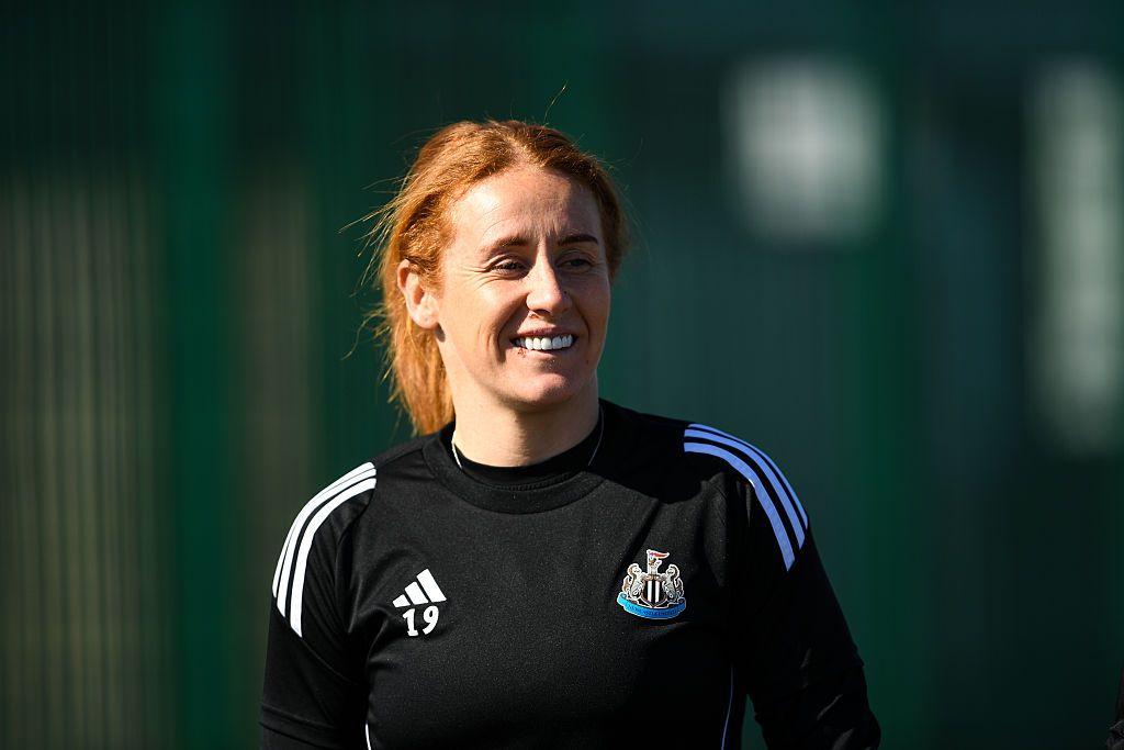 Ex-NI midfielder Rachel Furness coaching Newcastle's U16s - BBC Sport