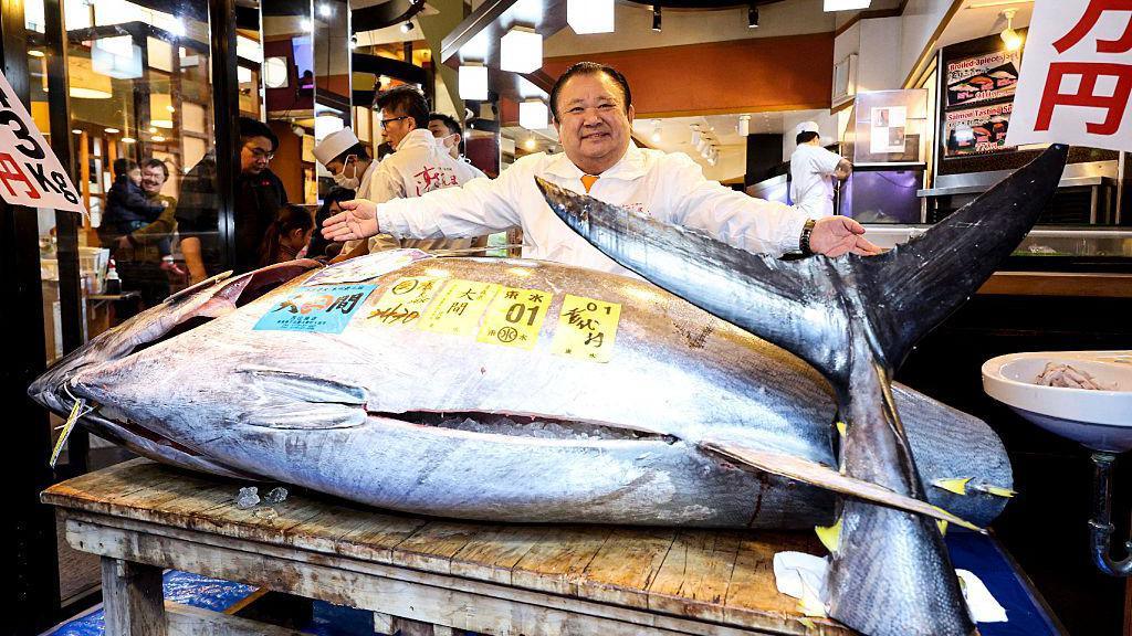 Tokyo fish auction sees bluefin tuna fetching record $3.2m - BBC News