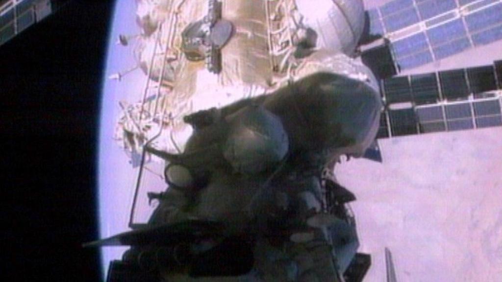 BBC Archive 1995: US shuttle docks with Russian space station - BBC