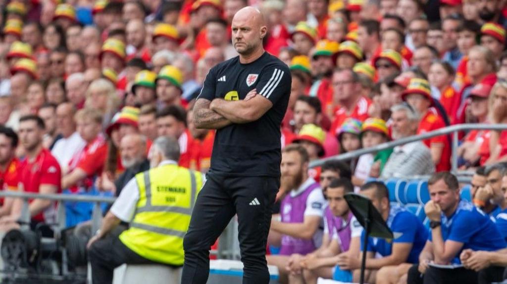 Y Coridor Ansicrwydd: A fydd Page yn aros fel rheolwr? - BBC Cymru Fyw