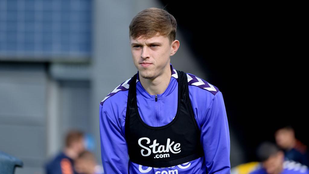 Everton: Defender John signs new contract - BBC Sport