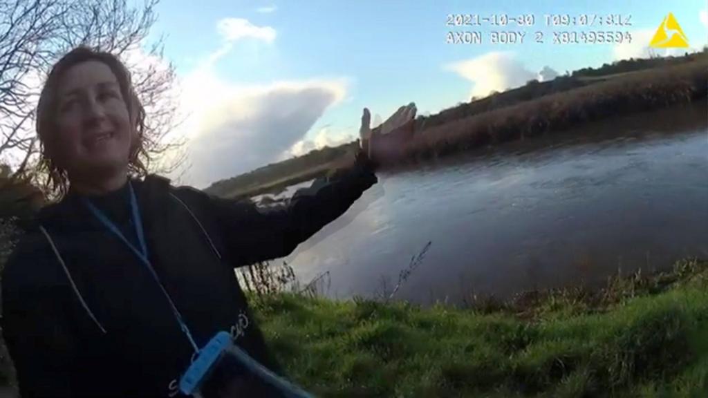 Achos padlfyrddio: Fideo o Nerys Lloyd yn hysbysu'r heddlu - BBC Cymru Fyw