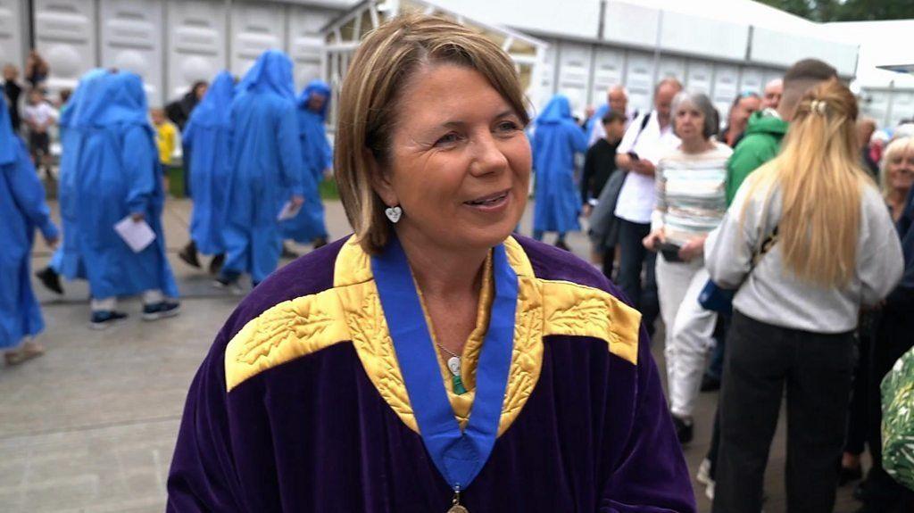 Ennill y Fedal Ryddiaith yn 'brofiad gwefreiddiol' - BBC Cymru Fyw