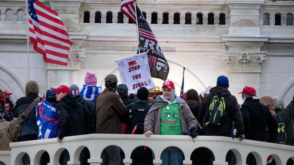 How frogs went from right-wing meme to anti-ICE protest symbol - BBC News
