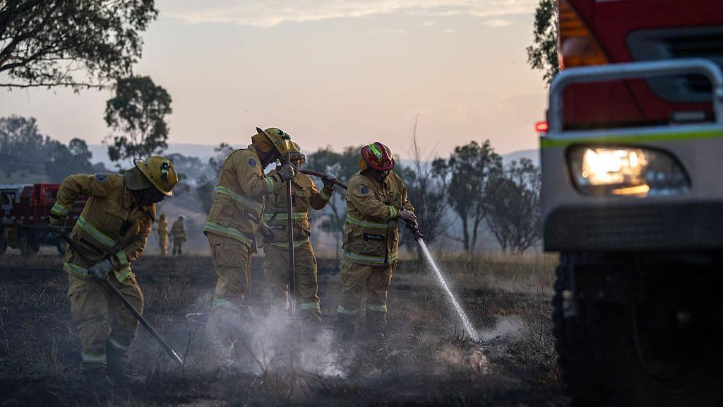 Schools closed as firefighters battle bushfires in Australia - BBC ...