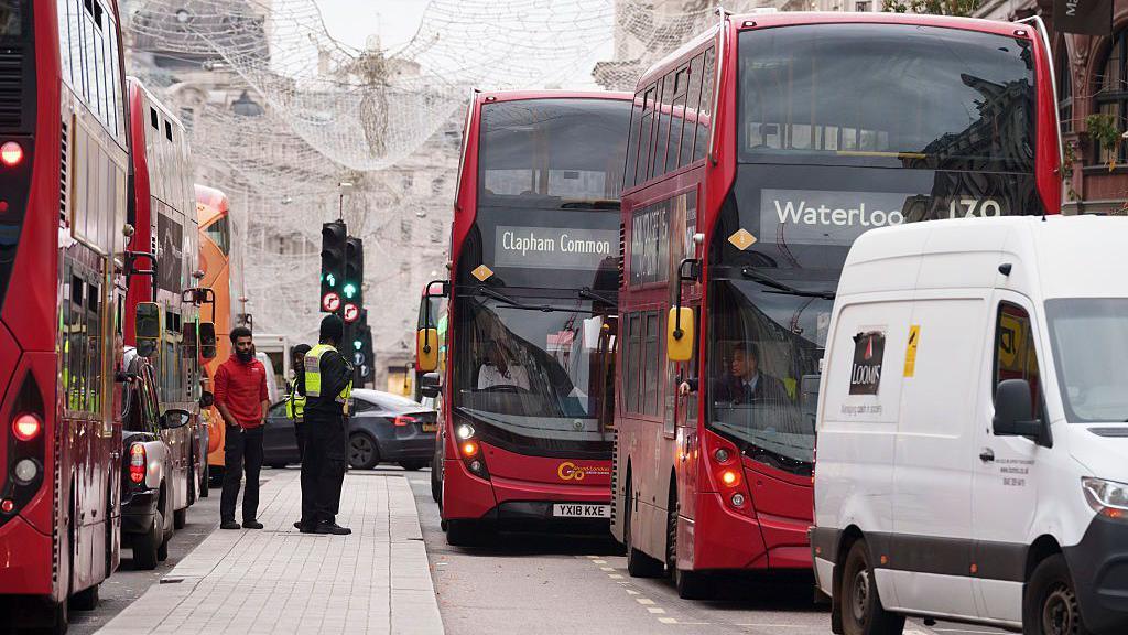 London bus driver sacked after chasing and punching thief - BBC News