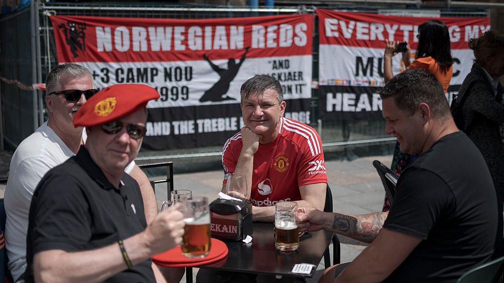 Man Utd: Fans soaking up the Bilbao sun - send in your pictures - BBC Sport
