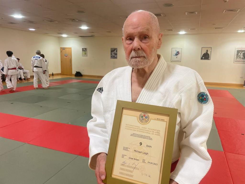 Crawley coach, 90, awarded judo's second highest grade - BBC News
