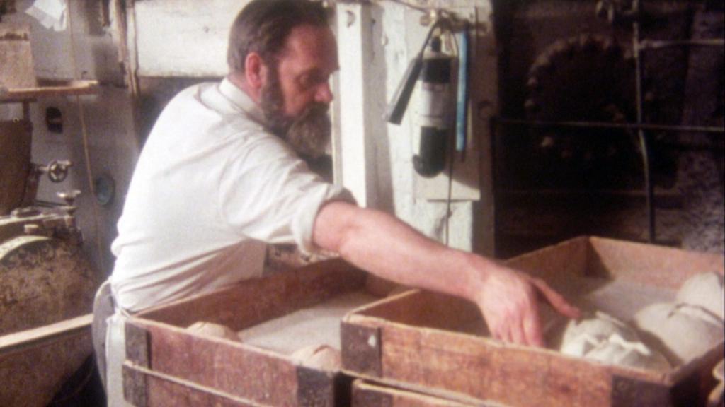 1975: "Traditional" versus "Modern" Bread - BBC