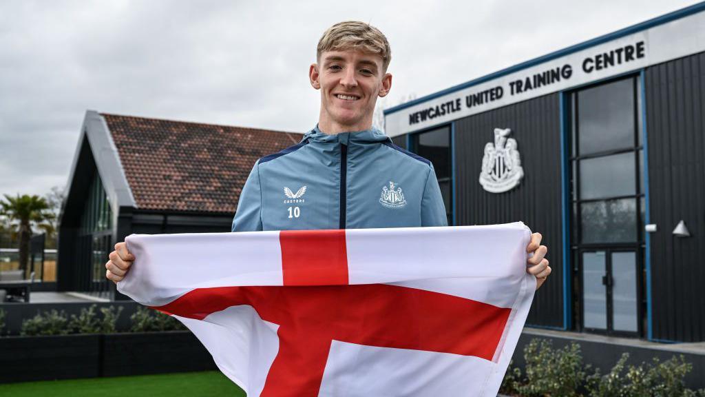 Anthony Gordon news: Newcastle winger earns first England call up - BBC ...