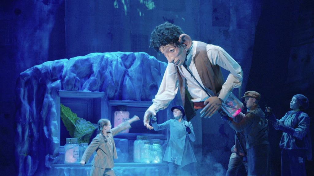 The BFG: Behind the scenes of the new stage show - BBC Newsround