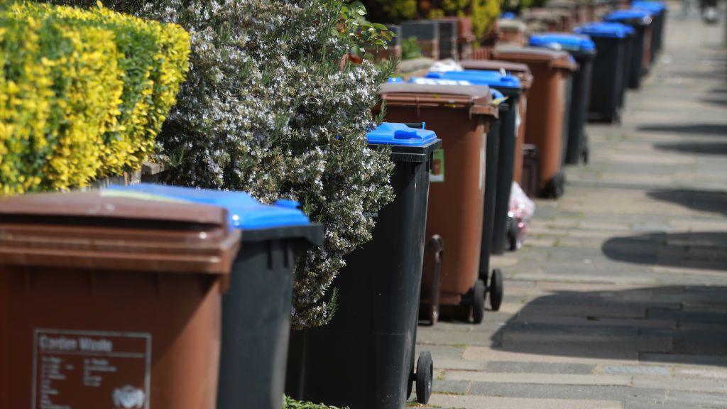 West Northants Council to host Question Time event on budget - BBC News
