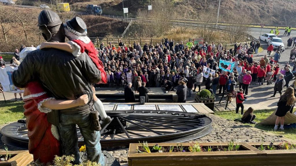 Gorymdaith yn y Rhondda i gofio 40 mlynedd ers Streic y Glowyr - BBC ...