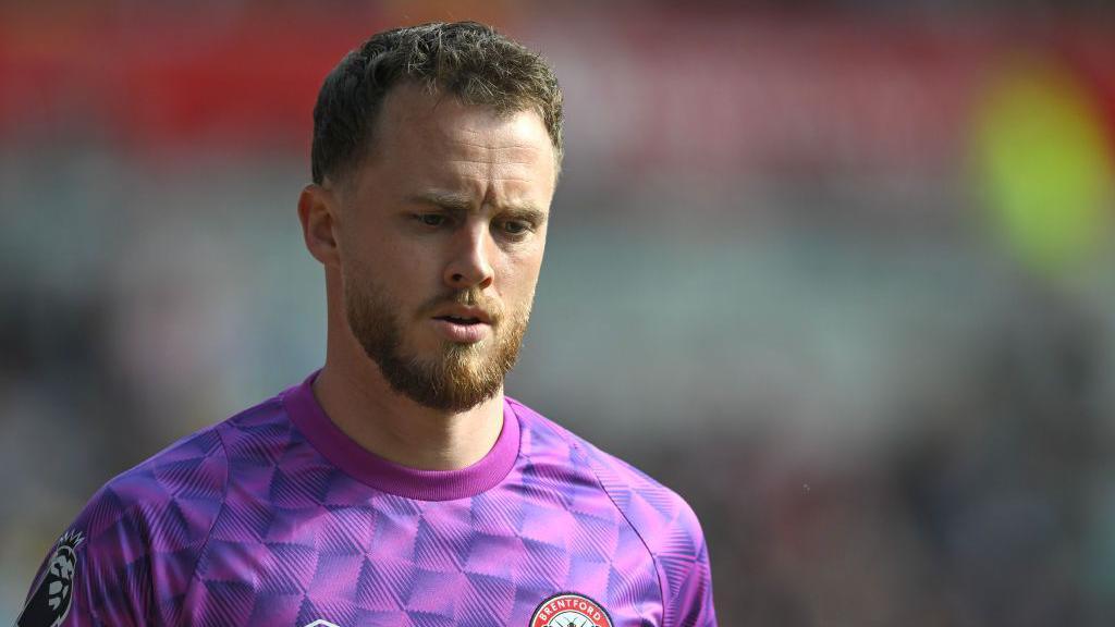 Mark Flekken: Mental coach helped Brentford goalkeeper - BBC Sport