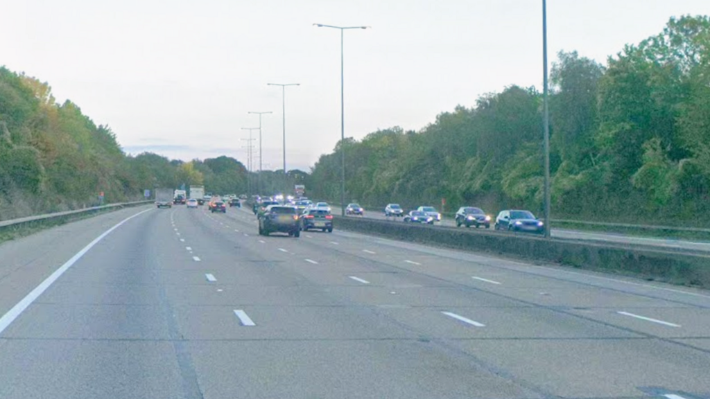 Three arrested after multi-vehicle crash on M25 in Surrey - BBC News
