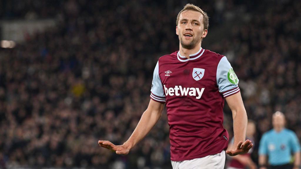 West Ham news: Opinion - Fan writer marks Tomas Soucek as a Hammers ...