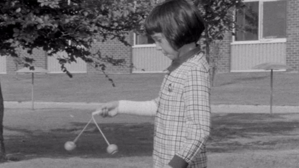 1971: How safe are clackers? - BBC