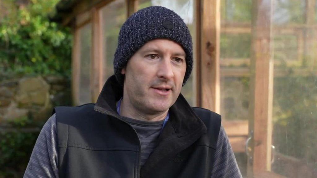 'Pleser a braint gweld cleifion yn mwynhau garddio' - BBC Cymru Fyw