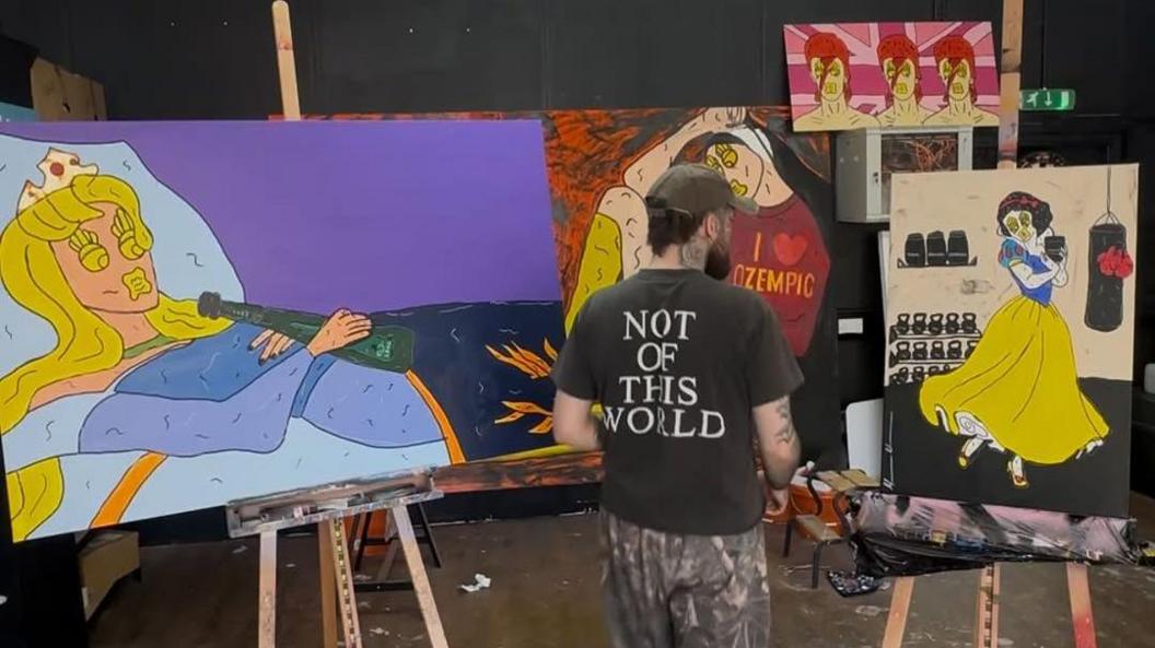 Birmingham artist Mason Newman's pub has rock 'n' roll gallery - BBC News