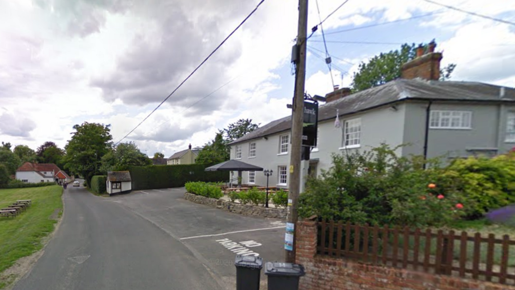 Woman, 80, dies in Amport car crash - BBC News