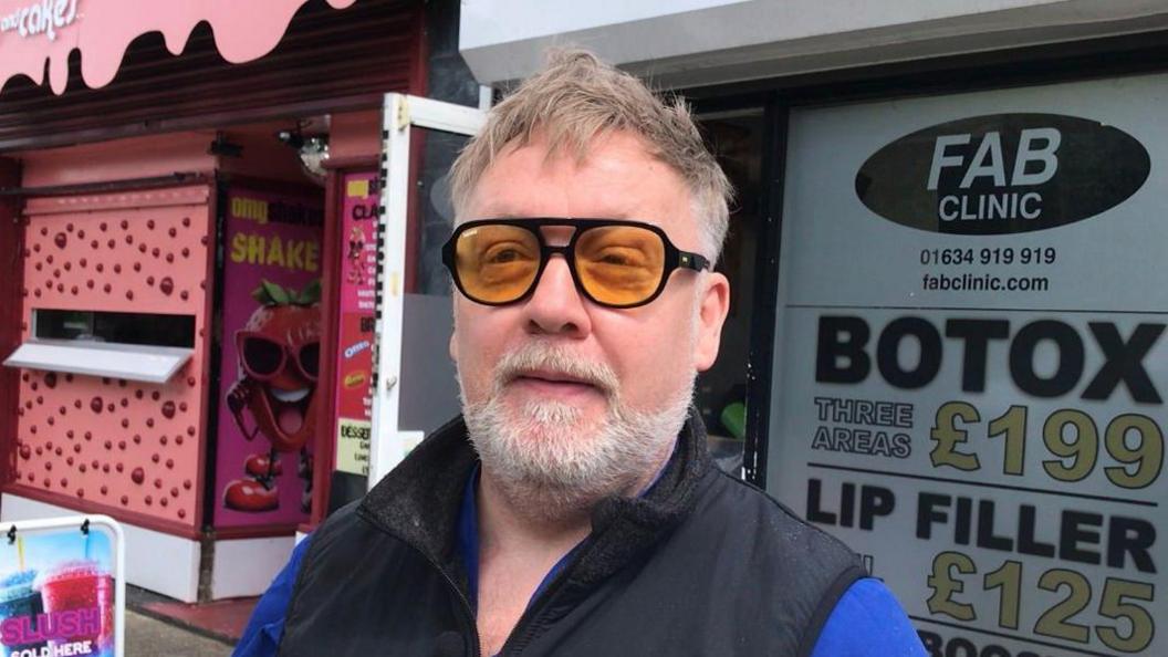 Medway: Business owner says new bay is costing him thousands - BBC News