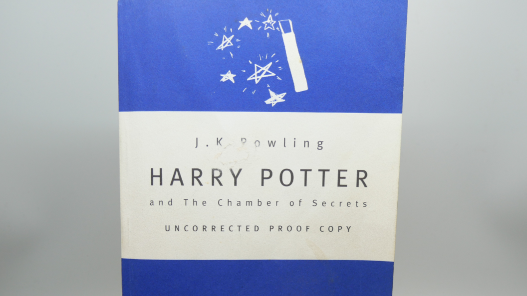 'Very rare' Harry Potter book up for auction in Nottingham - BBC News