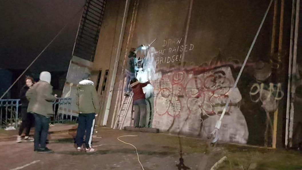 The hunt for Hull's 'lost' Banksy - BBC News