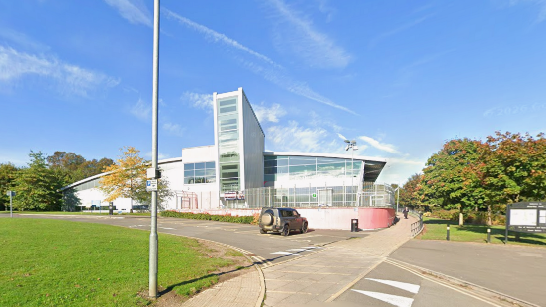 Nuneaton leisure centre open again after 'drainage issue' - BBC News
