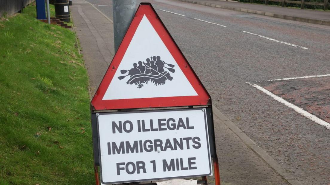 Hate incident: PSNI enquires ongoing over Moygashel banner - BBC News