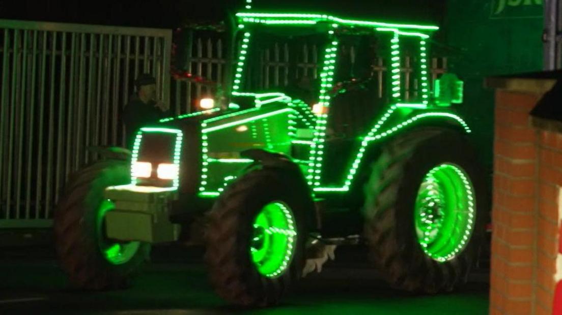 Christmas tractor convoy rolls through East Yorkshire villages - BBC News