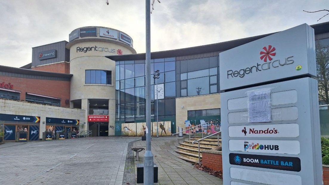 Swindon Regent Circus: Demolition begins on leisure complex - BBC News