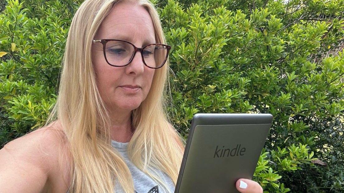 User anger as Amazon ends support for some older Kindles - BBC News