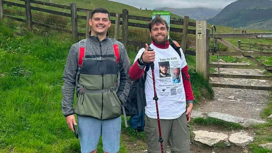 Charity hikers booed for dodging queues at summit of Yr Wyddfa - BBC News