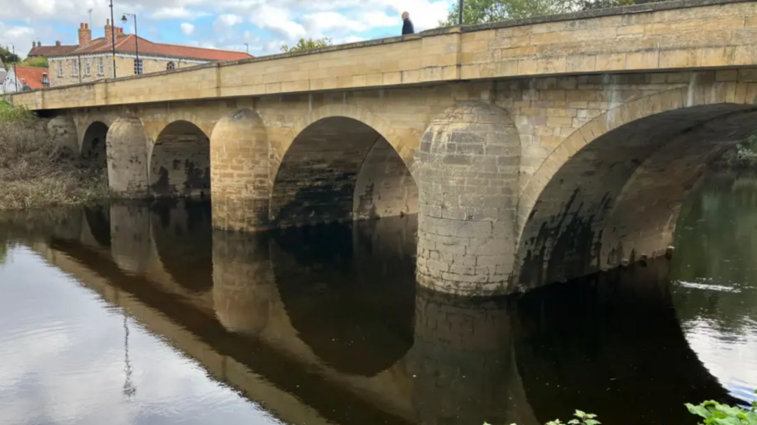 Tadcaster residents bemoan 10-year wait for flood defences - BBC News