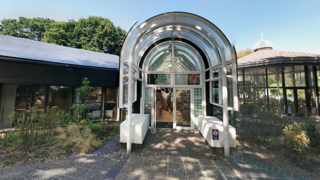 Guernsey Museum to host photo auction for local charity - BBC News