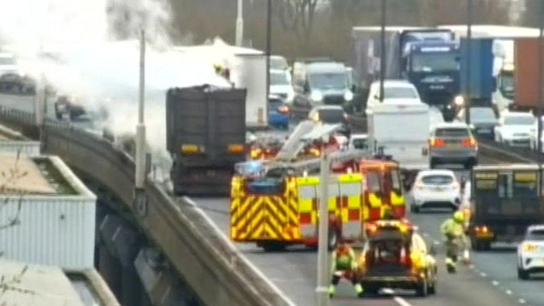 M6 delays after lorry catches fire near Birmingham - BBC News